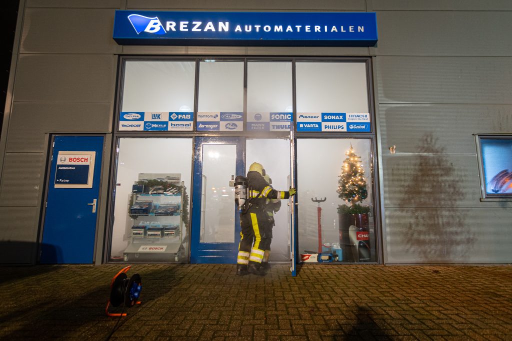 Brandweer oefening zet Brezan en CarCleaning vol rook