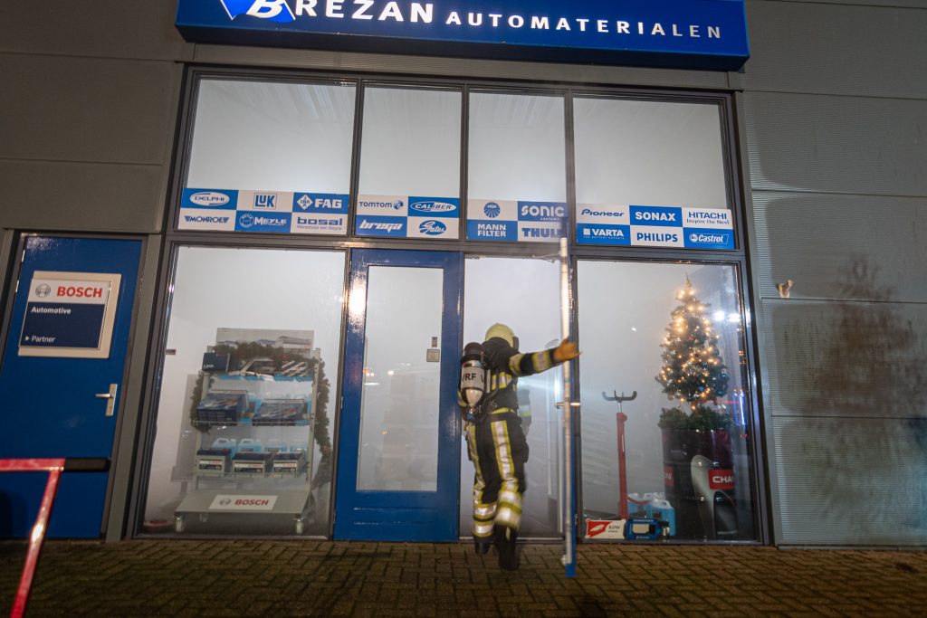 Brandweer oefening zet Brezan en CarCleaning vol rook