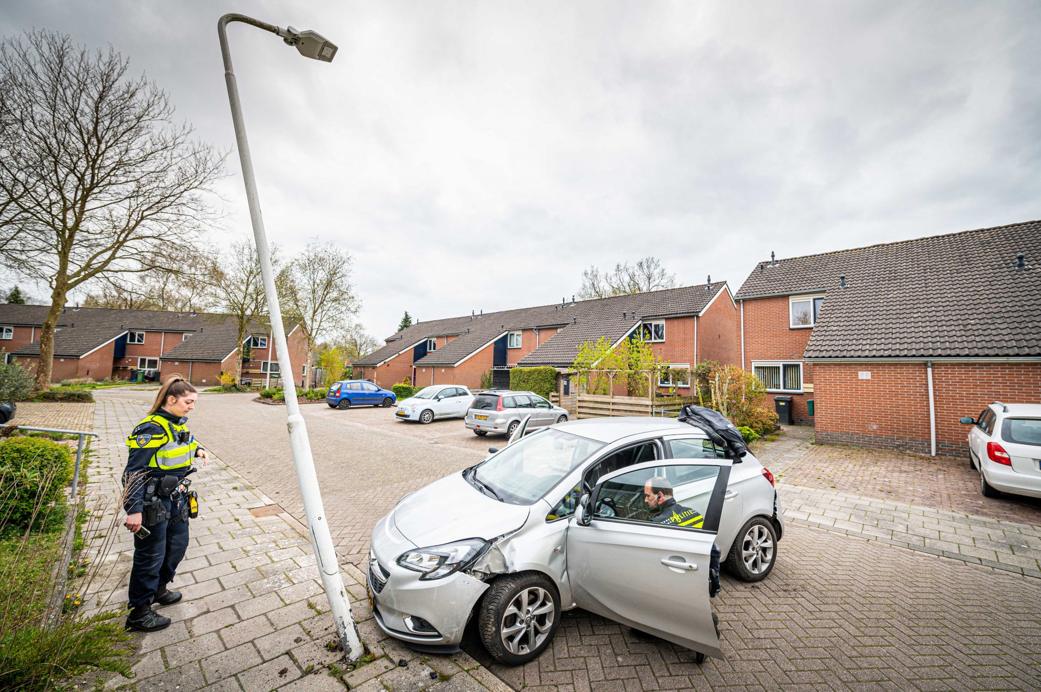 Automobilist naar het ziekenhuis na eenzijdig ongeval