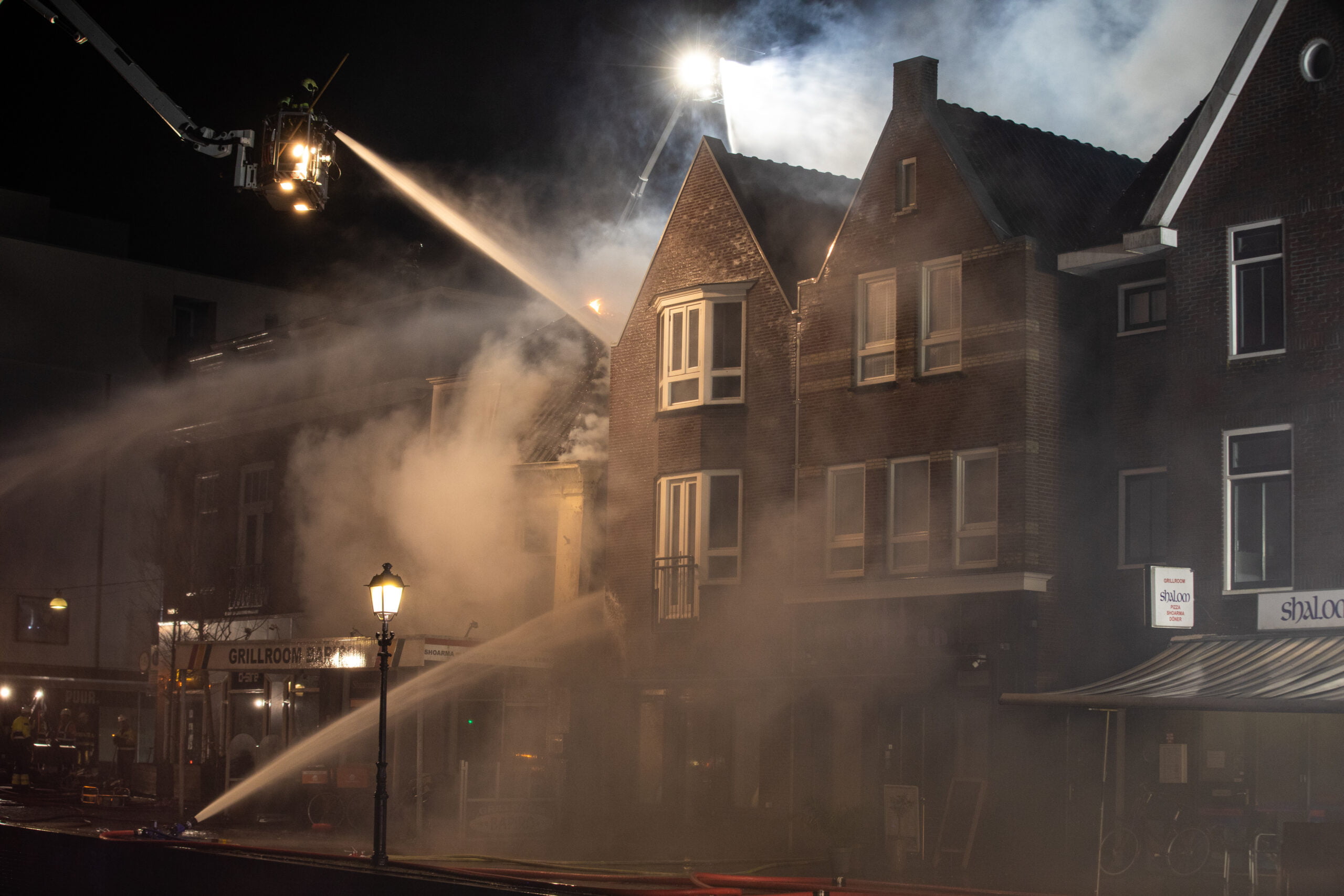 Grote brand verwoest pand centrum Heerenveen (video)