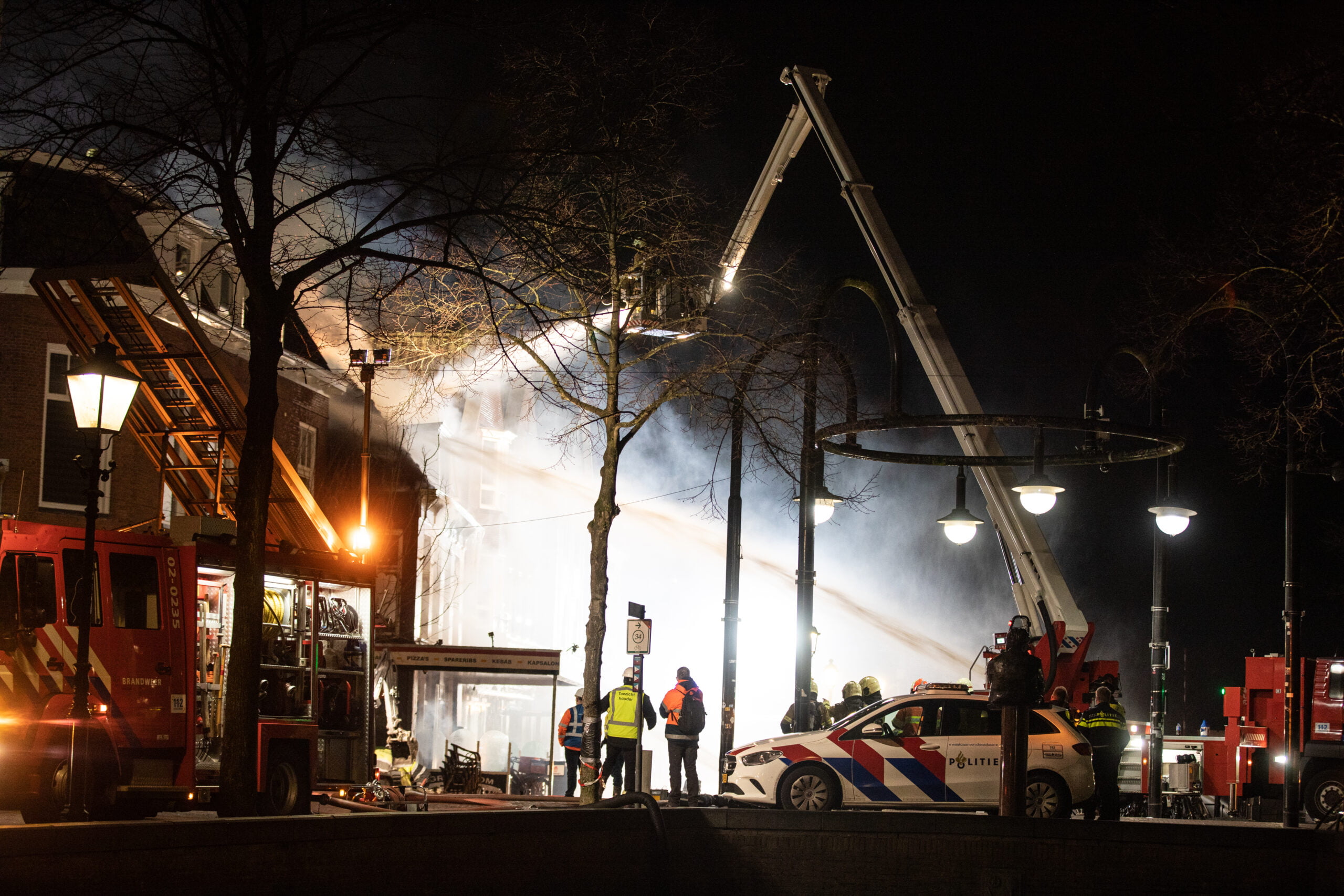 Grote brand verwoest pand centrum Heerenveen (video)