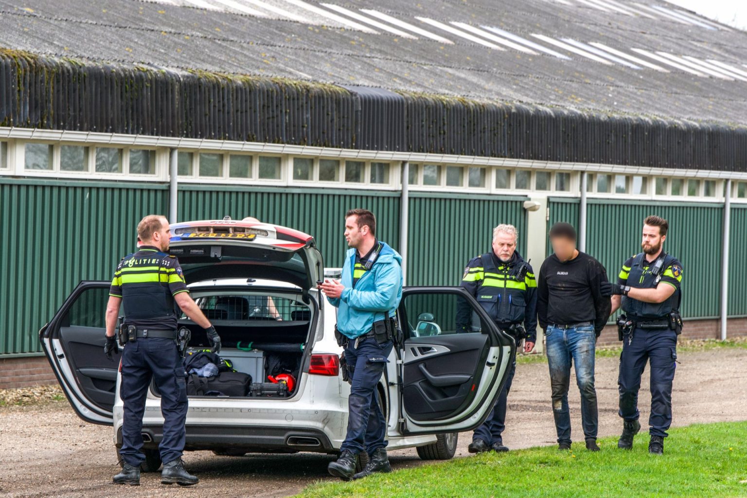 Bestelbus gestolen na poging inbraak: een persoon aangehouden